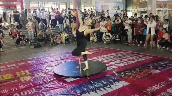 美女的钢管舞跳得太好了连小朋友都大声欢呼