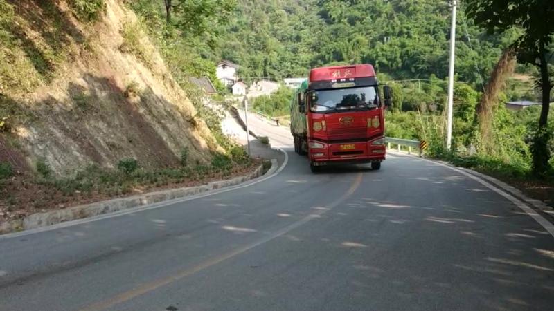 一汽解放J6P爬坡