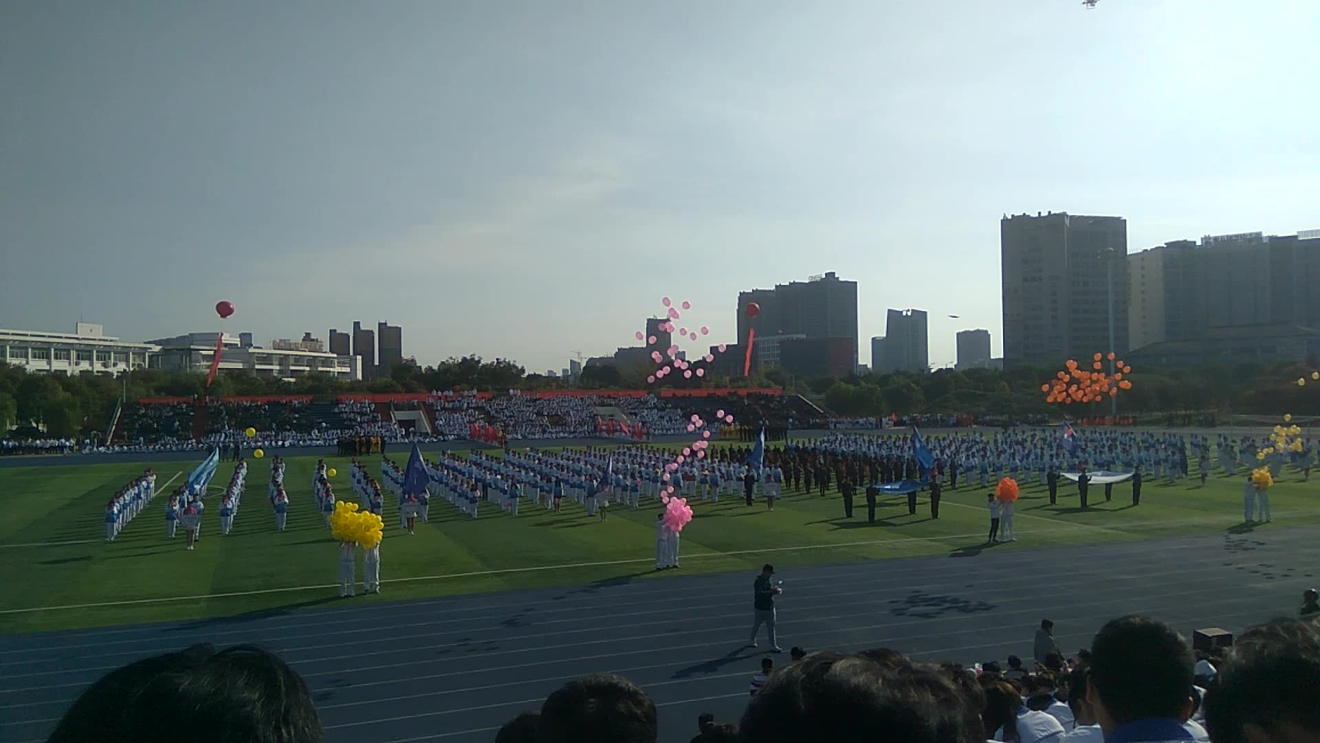 学校运动会开幕式,哎哟还不错哦!