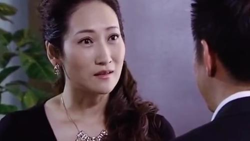 富婆给健身房介绍业务,意外看到穷小伙的存在,眼中都是爱慕!