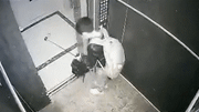 【江西】调皮!熊孩子拿雨伞卡电梯 不料折断伞柄被困后吓哭
