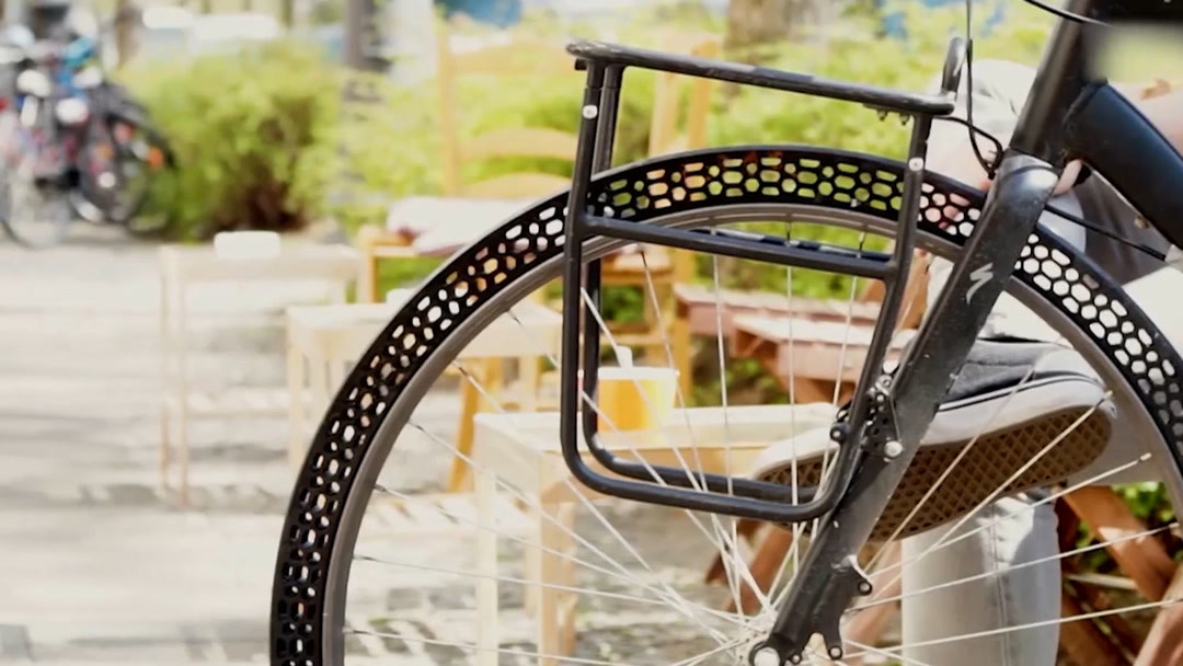 利用3D打印技术,自行车再也不用充气了,轮胎都是镂空的!