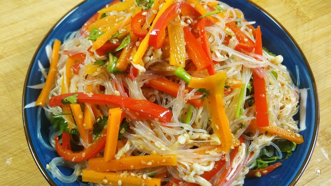 凉拌金针菇最好吃做法,简单方便,酸辣爽口又开胃,夏季开胃凉菜