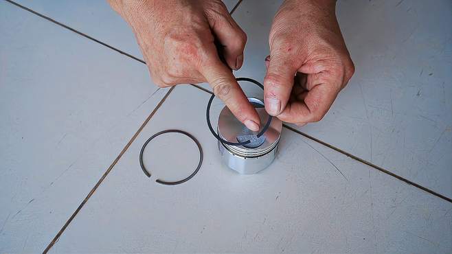 这才是摩托车,活塞环正确的安装方法!操作简单不伤环