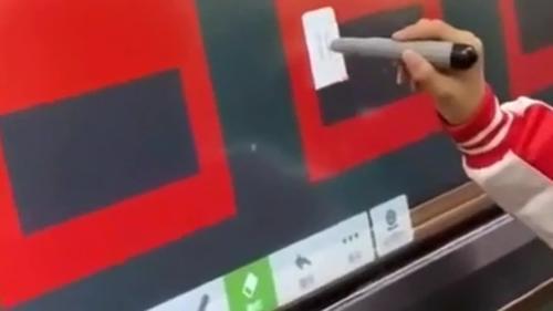 学校放假休息,老师让刮奖决定作业,没想到小哥刮开,全场欢呼