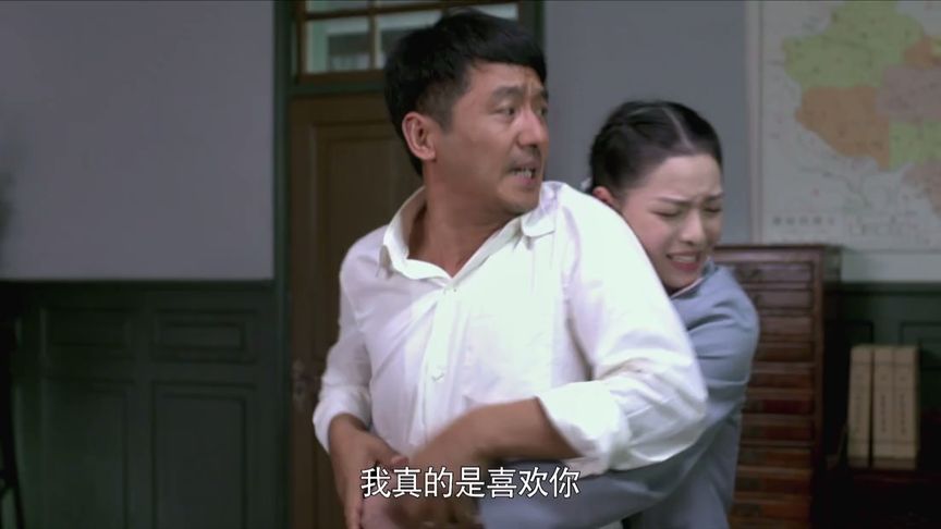 年轻女子喜欢上县委主任,白天闯入办公室示爱,已婚主任慌忙挣扎