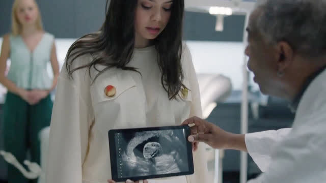 未来世界,人类不用身体接触就能怀孕,怀的却是表情包