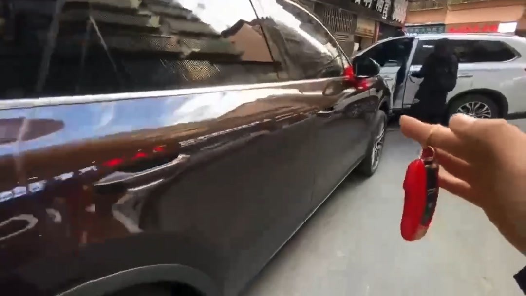 保时捷卡宴升级无钥匙进入系统 电吸门效果展示