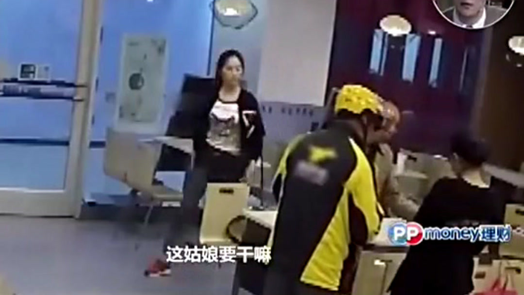 服务员不小心弄脏顾客衣服被骂哭,外卖大叔的举动让人感动落泪!