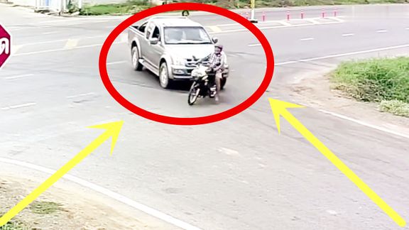 电动车和皮卡路口相遇,我一年的笑料被你们承包了!