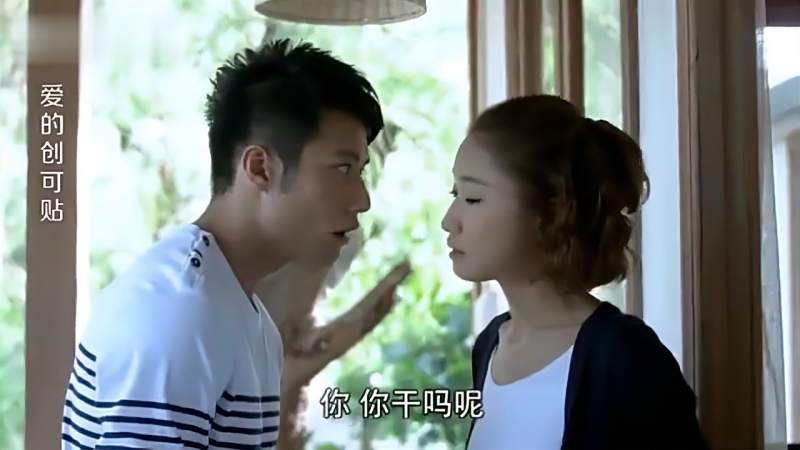 哥哥一直不开门,妹妹掏出一个发夹就打开了,把总裁给吓懵了