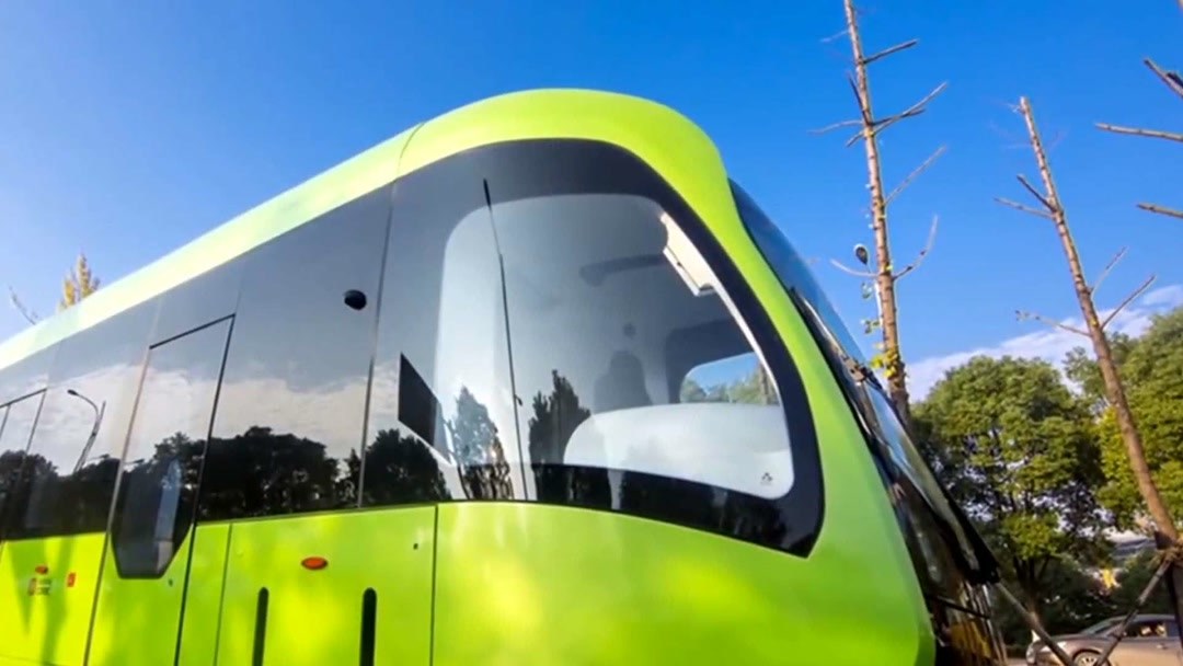 中国制造又火了!全球首辆无轨列车,网友:马路上的巨无霸