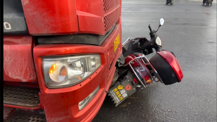 卡车和电动车撞了,还好人没事!