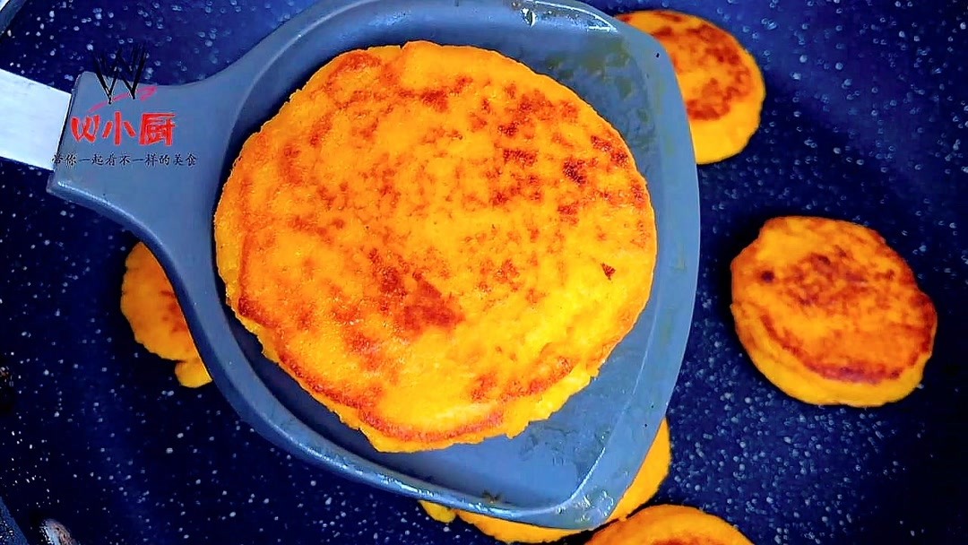 胡萝卜玉米饼,将胡萝卜汁与玉米面搅拌,过程是重点,早餐首选!