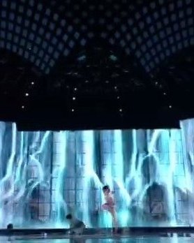 大气水墨画舞台尽显中国风,太极招式招招到位。“莫等闲,白了少年头,...