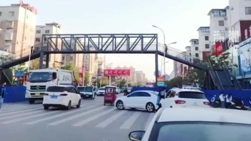河南"土豪"家长,自费百万在校门口建天桥,学校:确有天桥建起但不知道...