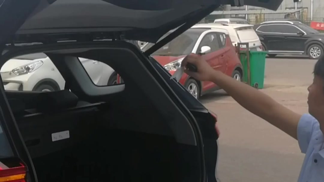 瑞虎8 脚踢感应式智能电动尾门 实车演示中…