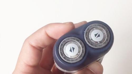 电动剃须刀用久了不锋利,在上头抹点它,转几下比新买的还好用