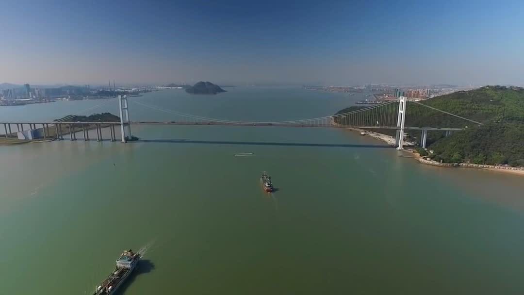 中国第一座大型悬索桥,一度成为热点话题,被誉为“世界第一跨”