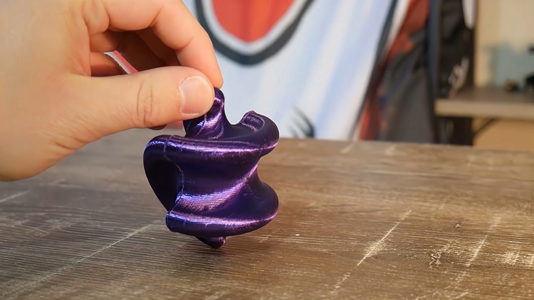 神奇的牟合方盖,放在桌子上可以蛇形滚动,你知道原理吗?