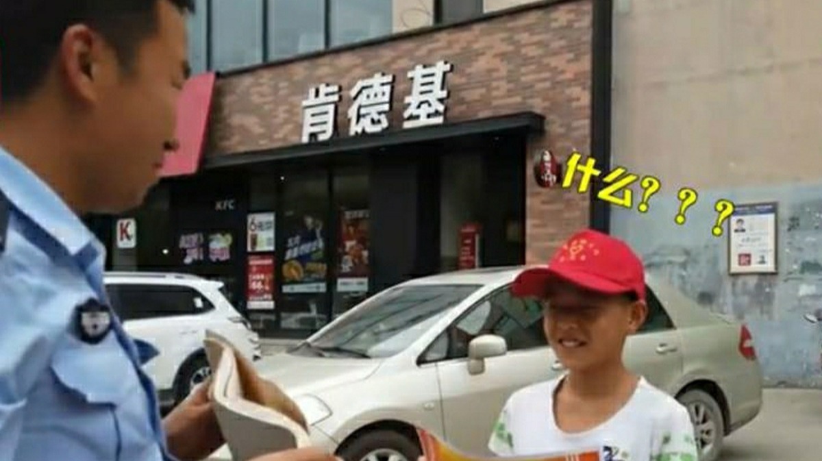 爆笑!交警叔叔奖励小学生遵守交通规则,小学生
