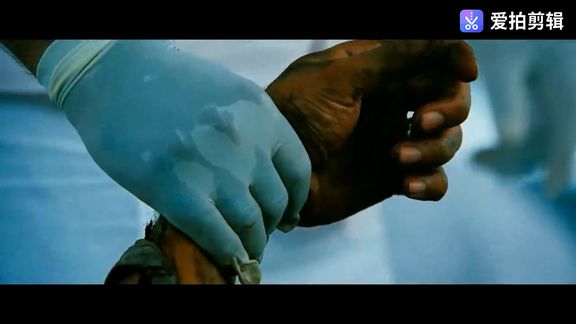 医生用手一不小心一摸,救了小伙一命#精彩电影片段