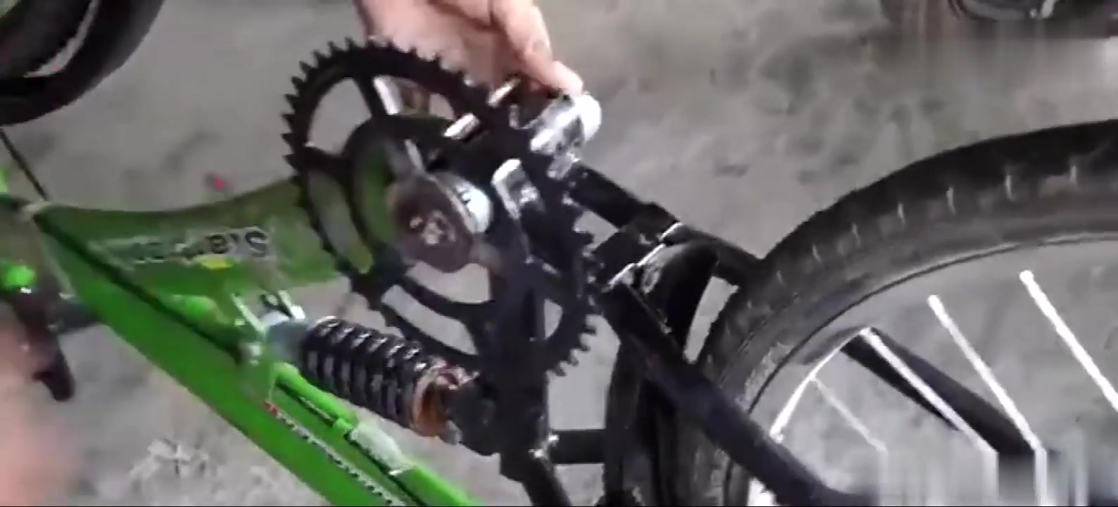 印度小伙买不起电动车,把自行车改装成了电动车,能开出20码