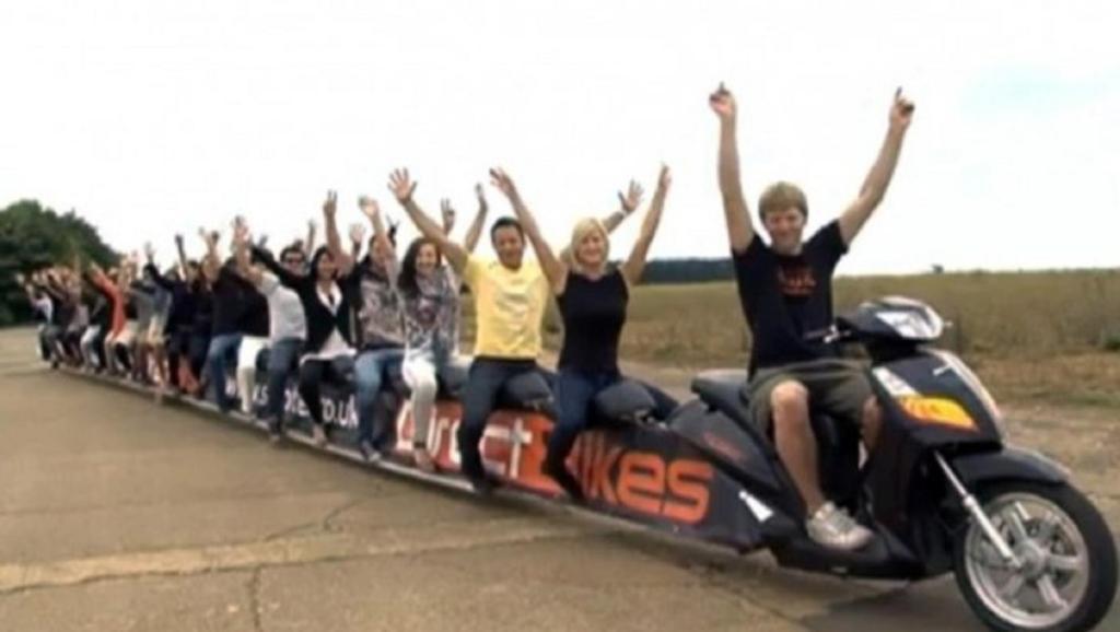 电动车最多能坐几人?这款电车只有2个轮胎,却可乘坐20人