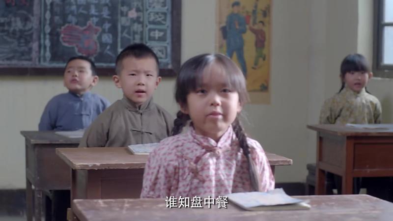 教室内学生正在读书,却突然走进一位女子,学生们高兴得扑了上去