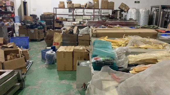 打工的可以提桶跑路,隔壁公司为了减少开支搬厂要用大卡车拉