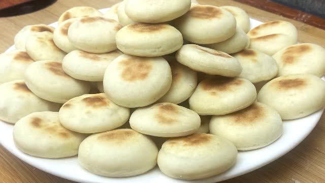 面粉别蒸馒头了,教你简单美味小零食,松软好吃,凉了也不硬