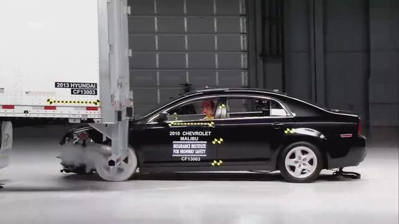 汽车追尾货车碰撞测试,假人都已经被挤爆了!