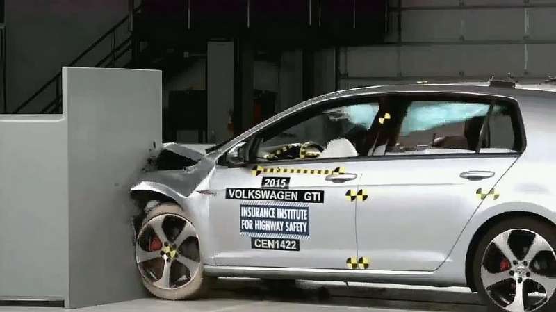 高尔夫碰撞测试,小钢炮的车身还是很硬的