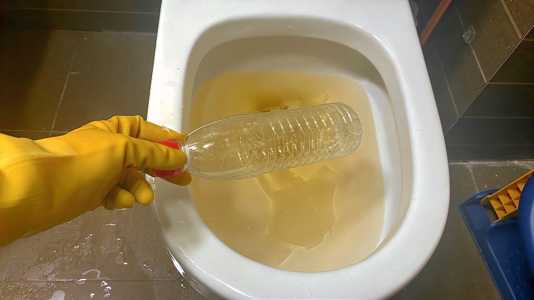 再堵的马桶,一个塑料瓶就能快速疏通好,别再花钱找师傅疏通