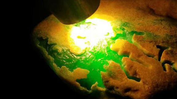 百万色料翡翠原石,切开后色带大爆,总价值过亿!