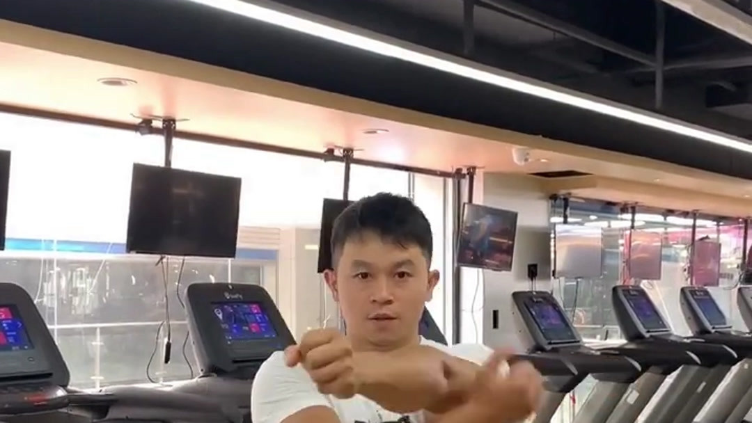 健身房7日减脂计划第四天,休息不训练,把全身大肌肉群都拉伸一遍,