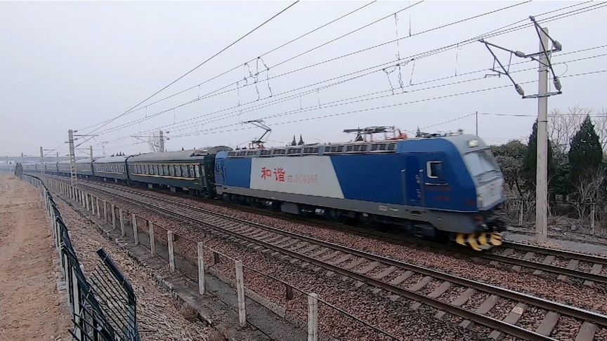 火车飙到110km有多快?京广线实拍,K2285次、K22次列车快速通过