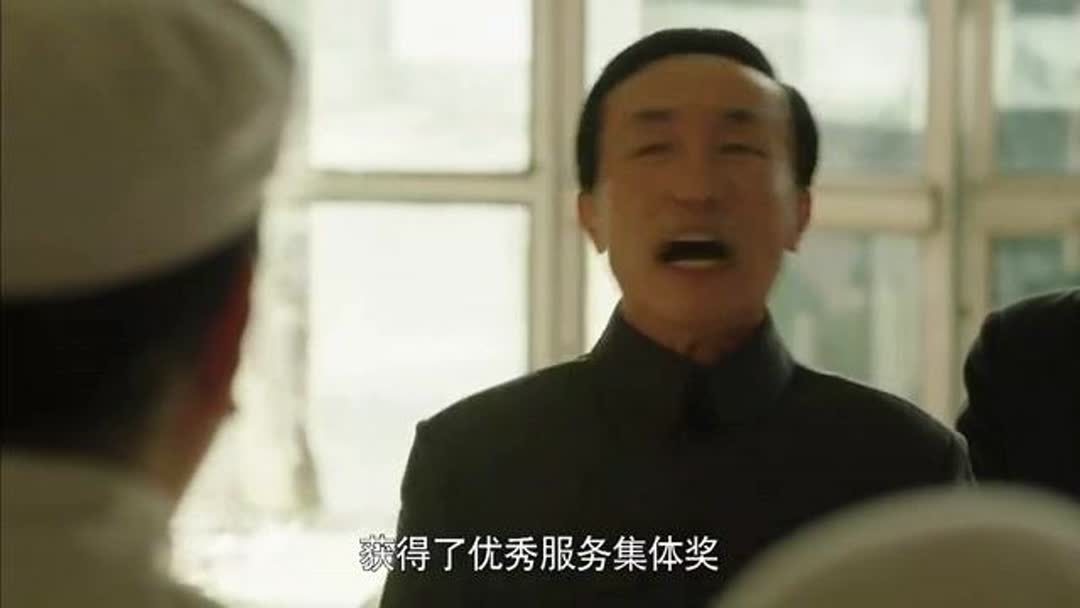 食堂获得服务优秀奖,管理员荣誉接过奖牌,嘴里念叨着有没有奖金
