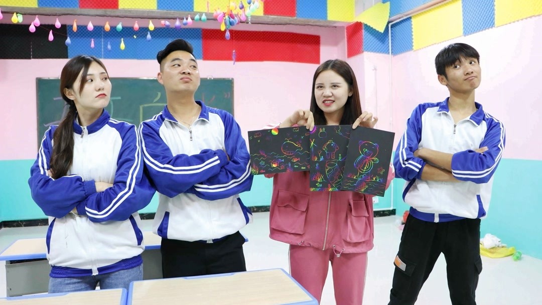 老师教同学玩刮刮画,没想同学们画的真是太好了,刮刮画真好玩