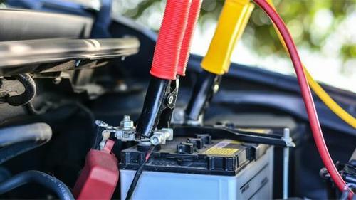 停车直接熄火会伤电瓶么,汽车电瓶该怎样维护保养?