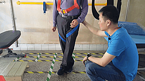 简单锻炼方法让中风偏瘫单腿站立保持平衡