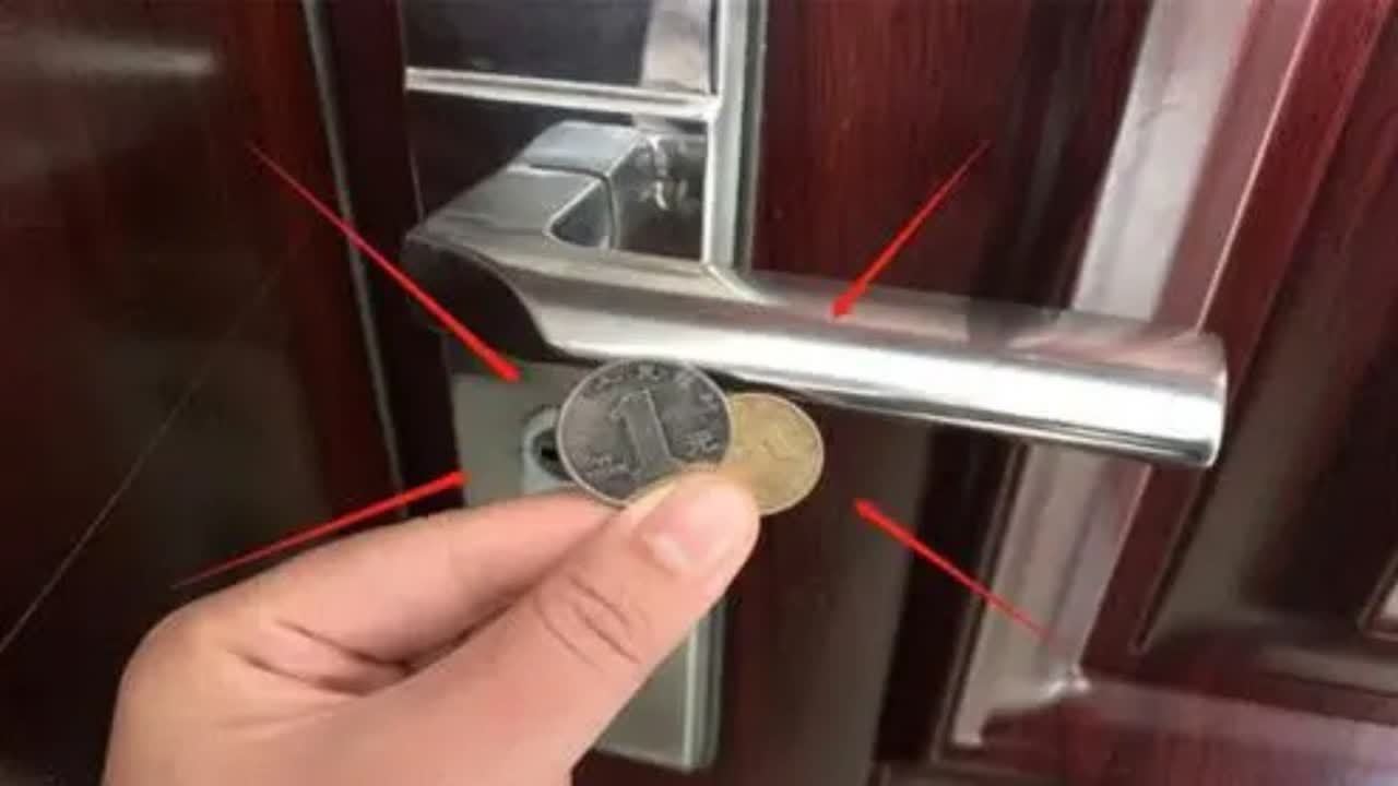 门被反锁了不用找开锁匠,教你只需一枚硬币,一秒快速打开,厉害