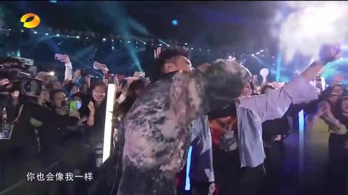 湖南卫视跨年演唱会,黄子韬和粉丝互动,拿女生手机自拍!
