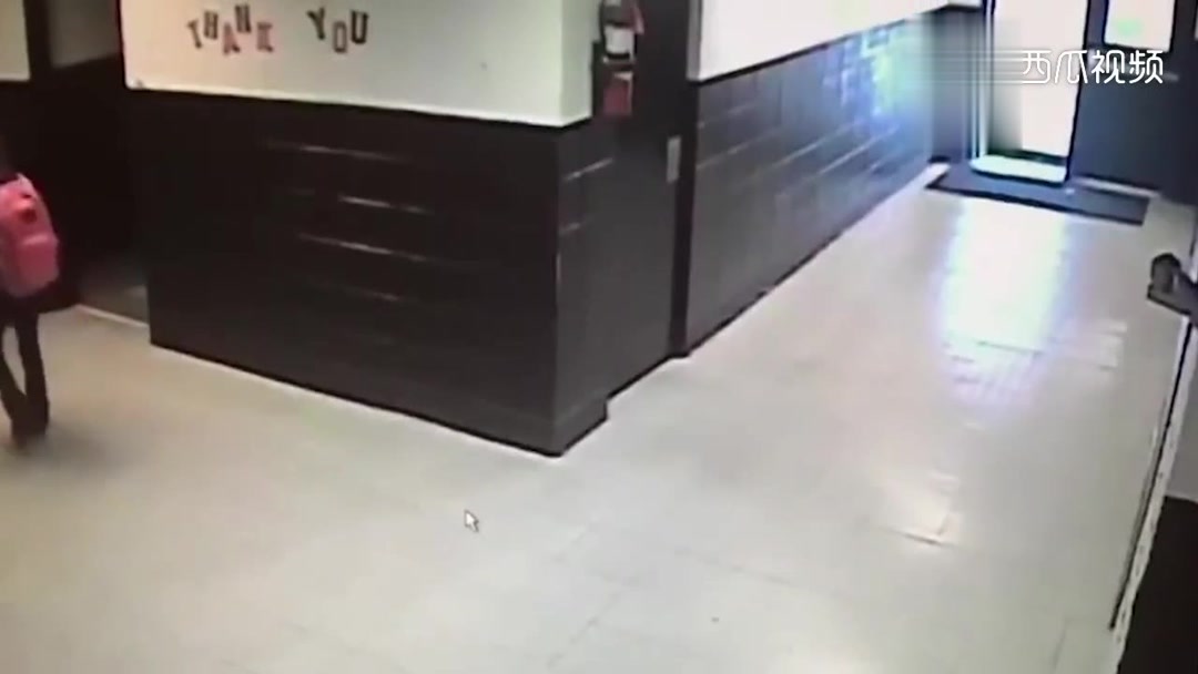 几名学生刚走进教室,突然发现前面不对劲,监控拍下这样一幕