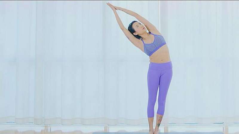 简单1分钟,拉伸腰部,轻松学会这个动作!