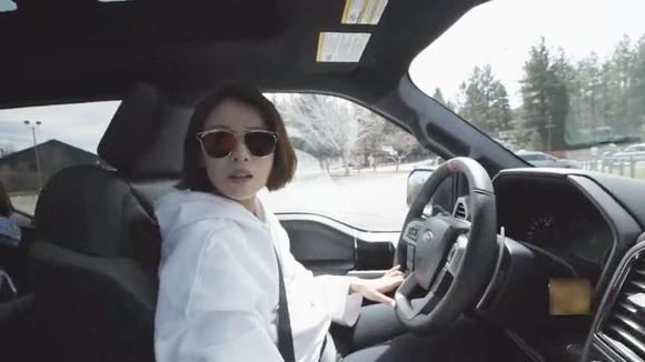 女孩试驾60万的福特猛禽,一脚油门后才知道开皮卡的区别有多大!