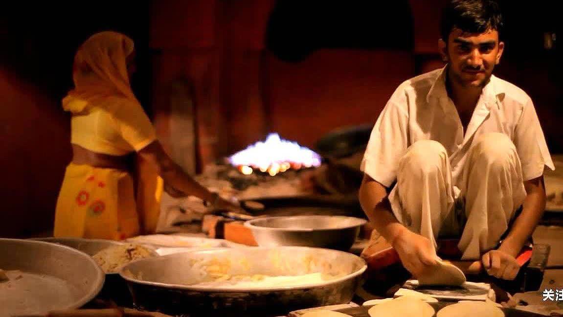 中国人到印度,实拍印度人的真实生活,印度人喜欢蹲着做煎饼