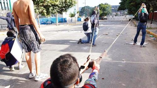 用完的针管和一次性纸杯千万别扔,做个这个小孩超喜欢玩!