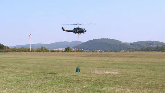 直升机航模负重玩花活!表演物资投递、人员落地等等__