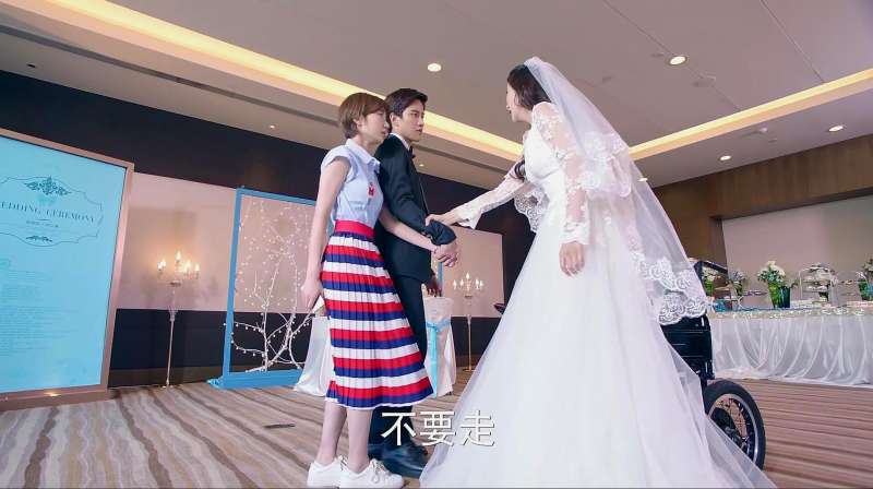 残疾新娘突然从轮椅上站起来,真面目彻底暴露,精彩